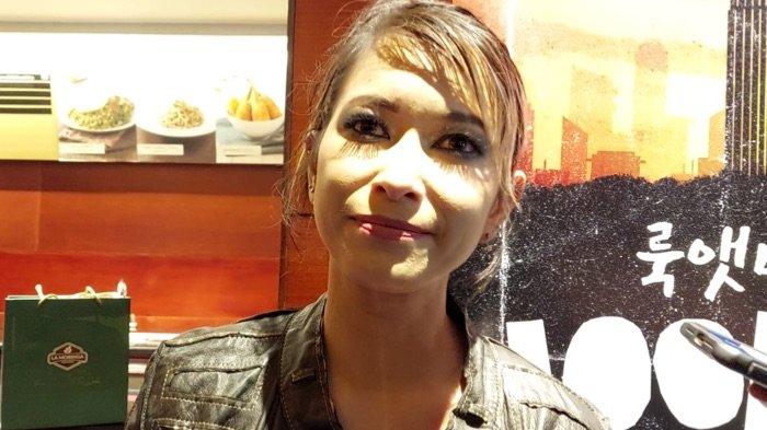 Cerita Vera Lasut Produseri Film 'Look At Me, Touch Me, Kiss Me' yang ...