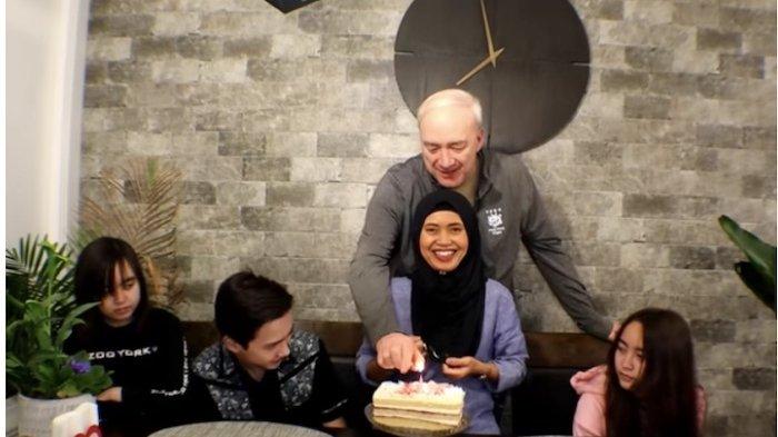 Kisah Cinta Nikmatul Rosidah Eks TKW Asal Blitar dengan Paul Dobson ...