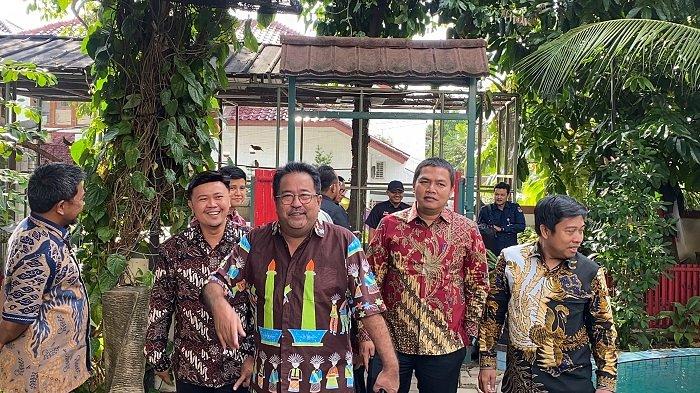 KPU DKI Sambangi Rumah Rano Karno, Sampaikan Undangan Penetapan ...
