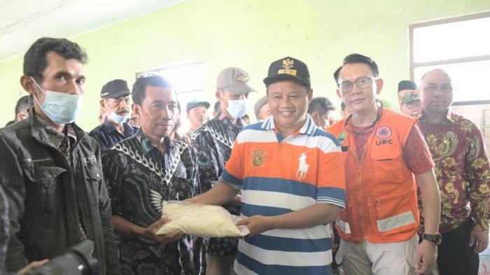 Wagub Uu Ruzhanul Serahkan 56 Ton Beras untuk Korban Banjir di Desa Paledah, Pangandaran ...