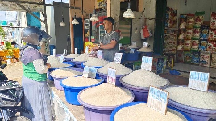 Harga Beras Premium Meroket hingga Rp 800.000 Sekarung, Pedagang Pusing Ngecaknya ...