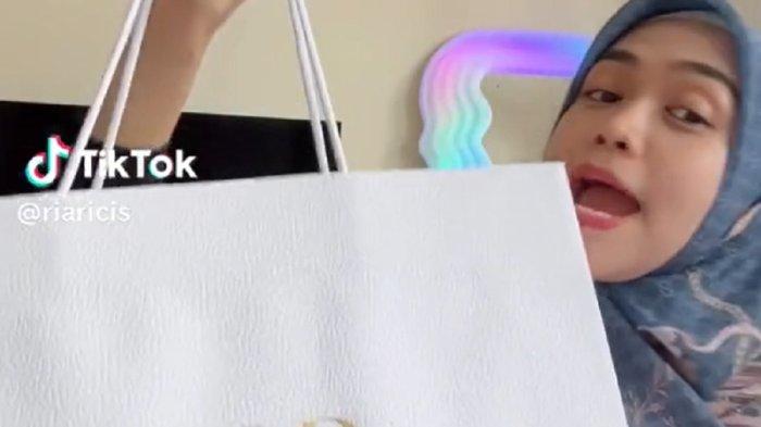 Video TikTok YouTuber Ria Ricis Bagi-bagi Hampers Dior di Bulan Ramadan ...