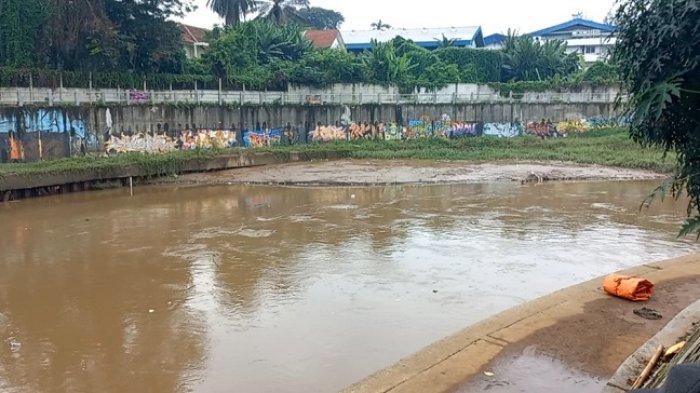 Agus Ardiansyah Hanyut Terseret Arus Kali Ciliwung saat Asyik Mencari Botol Plastik ...