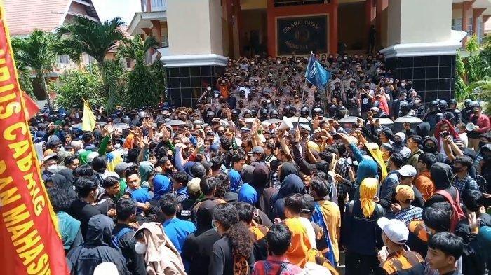 Demo Mahasiswa di Bone Memanas, Massa Coba Tembus Barikade Brimob untuk Merangsek ke Gedung DPRD ...