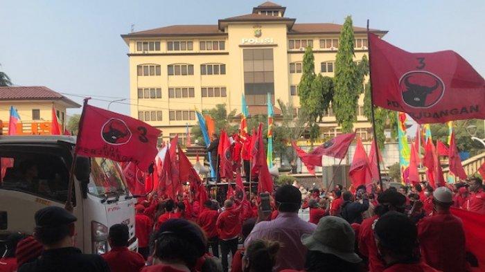 Bendera PDIP Dibakar, Massa PDIP Geruduk Mapolres Metro Jakarta Utara ...