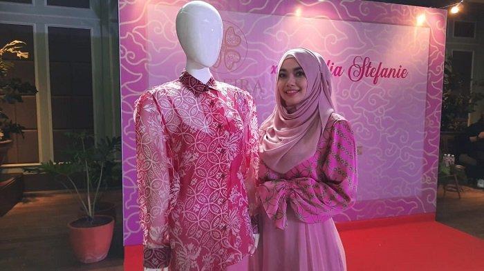 Busana Nuansa Pink Koleksi Kolaborasi Alleira Batik dan Nadia Stefanie ...