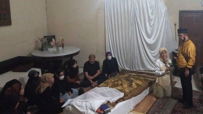 Aminah Cendrakasih Meninggal Dunia, Dimakamkan dalam Satu Liang dengan ...