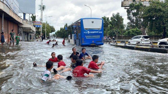 Update Banjir Jakarta, Ada Hampir 3 Ribu Orang di Dua Wilayah Terpaksa Mengungsi - Halaman 2 ...