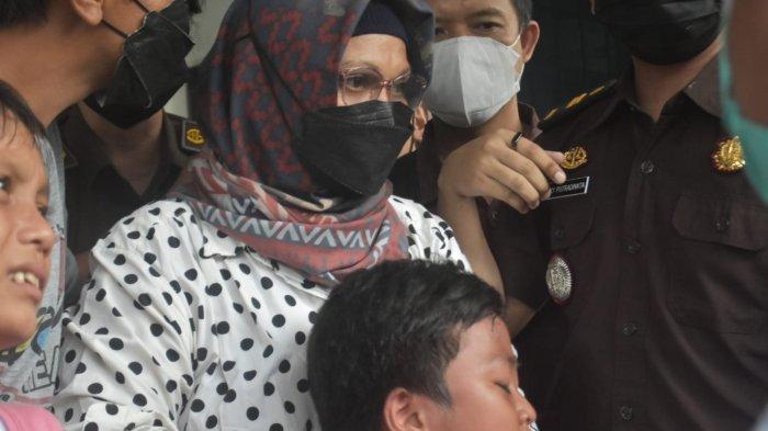 Mediasi Gagal, Dua Anak Nenek Rodiah yang Ribut Soal Warisan Ditahan ...