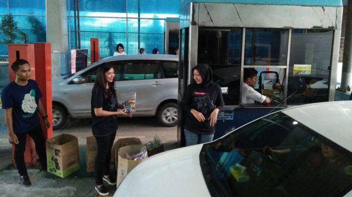 PT Pembangunan Jaya Ancol Bagi Takjil di Pintu Tol - Wartakotalive.com