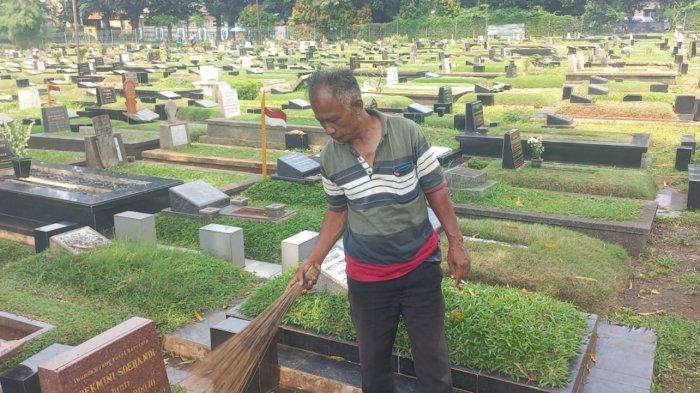 Kisah Pembersih Makam di TPU Tanah Kusir, 43 Tahun Bertugas Berawal ...