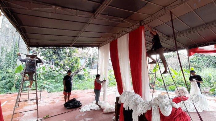Sehari Jelang Pilkada 2020 Kota Tangsel, Anggota KPPS Dirikan Tenda TPS ...