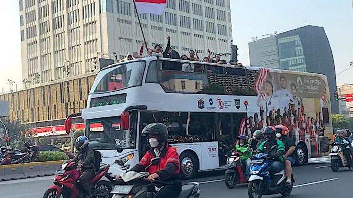 Pemandangan Para Atlet Olimpiade Paris Diarak dengan Bus Terbuka di ...