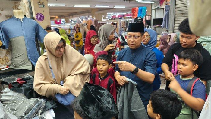 Berbagi Kebahagiaan, PKS DKI Jakarta Belikan Baju Lebaran untuk Yatim dan Dhuafa Jelang Lebaran ...