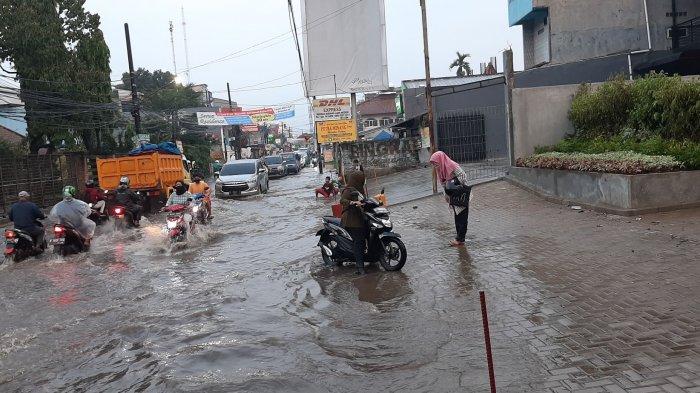 Terobos Banjir di Jalan Cirendeu Puluhan Motor Mogok, Kemacetan Tak Terelakan Hingga 2 Kilometer ...