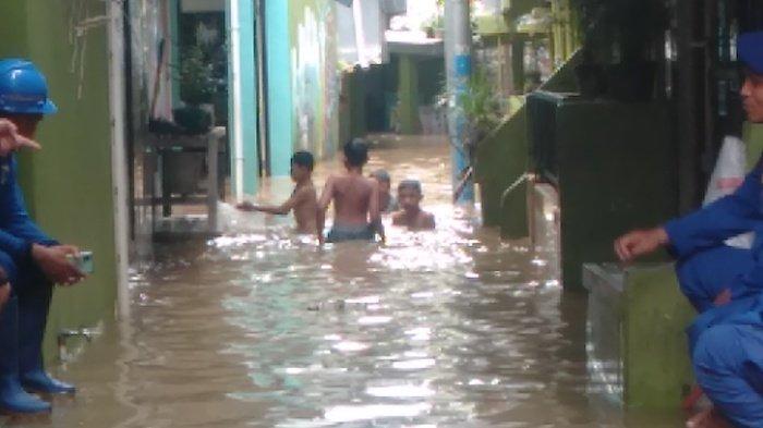 Banjir di Kebon Pala Setinggi 1,5 Meter Kamis Dini Hari, Warga Bertahan di Lantai 2 ...