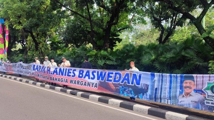 Banner Sepanjang 25 Meter Sambut Masa Pensiun Anies Baswedan, Warga ...