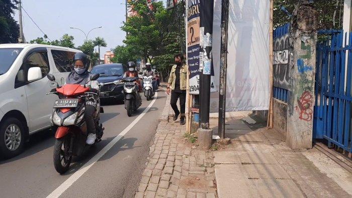 Banner Paslon Nomor Urut 1 Dipasang Hingga Tutup Trotoar, Pejalan Kaki ...