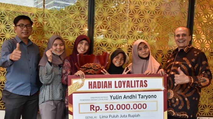 Beri Apresiasi, Aktor Barry Prima Senang Serahkan Hadiah Uang Puluhan ...