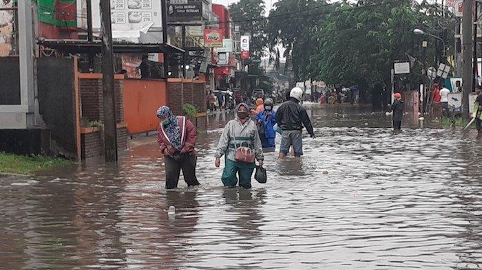 BREAKING NEWS: Banjir Bekasi Akses Penghubung Jakarta Jalan Bintara Depan Duta Kranji Lumpuh ...