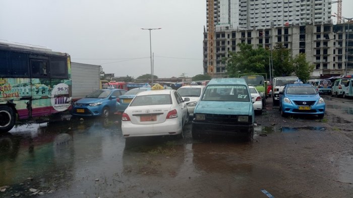 Ratusan Bangkai Mobil Penuhi Terminal Rawa Buaya Jakarta Barat ...