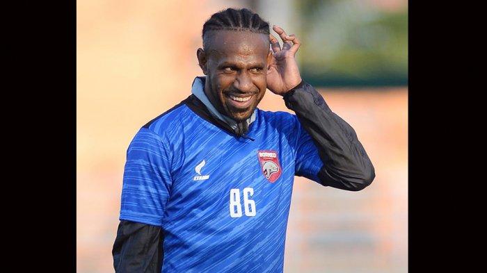 Boaz Solossa Striker Borneo FC Gembira Liga 1 Akan Bergulir Pada 27 ...