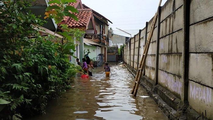 Diguyur Hujan Semalaman Ditambah Drainase Buruk, Warga Kampung Buaran ...