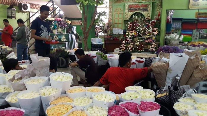 Penjualan Bunga Mawar Jelang Valentine di Rawa Belong Anjlok hingga 60 ...