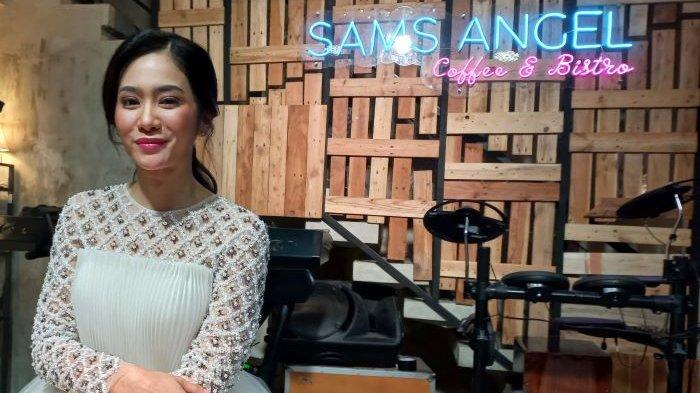 Bunga Zainal Tetap Harmonis Sejak Dinikahi Produser Sukhdev Singh pada ...