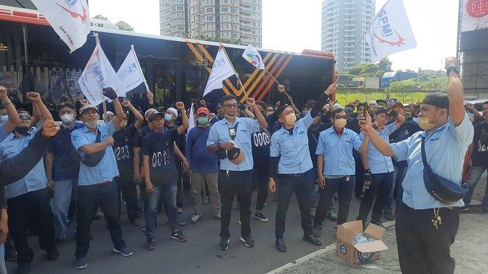 Ratusan Buruh PT Brinks Demo di Depan Metropolitan Tower Lebak Bulus ...