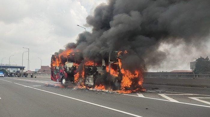 Bus AKAP Ludes Terbakar di Tol Dalam Kota Tanjung Priok, 54 Penumpang Nyaris Terpanggang ...