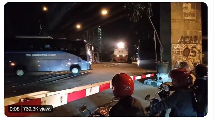 Nekat Terobos Palang Perlintasan, 2 Bus TNI AL Nyaris Ditabrak Kereta ...