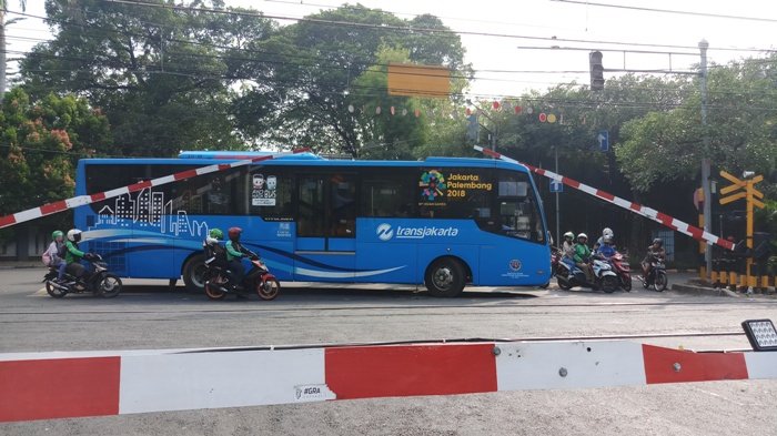 Bus PPD Terjebak Di Palang Pintu Perlintasan Kereta Api Halimun Bukan ...