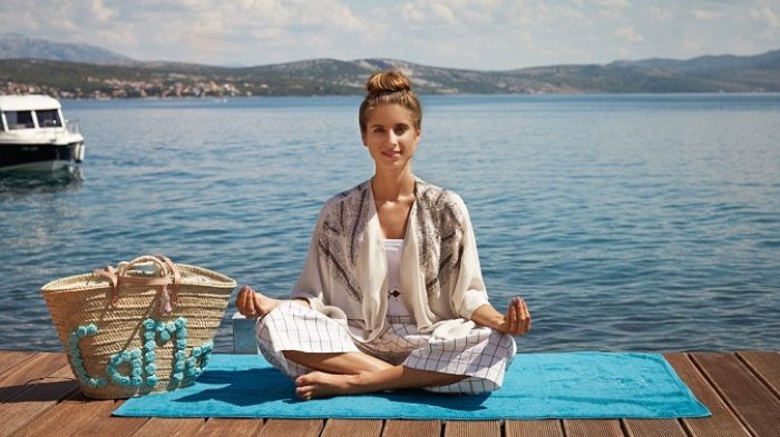 Istri Mats Hummels Luncurkan Buku tentang Yoga - Wartakotalive.com