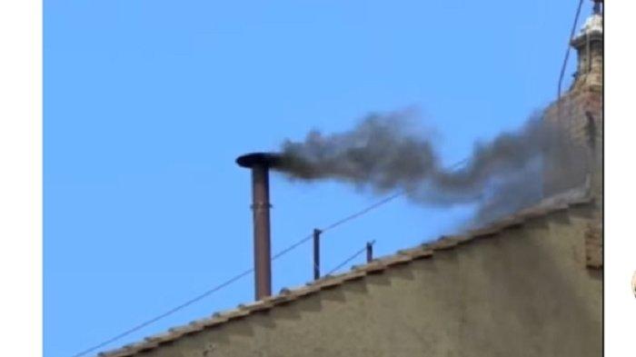 Asap Hitam Kedua dari Cerobong Asap di Langit Vatikan, Tanda Paus Baru ...