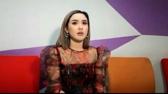 Ibadah Puasa Bersama, Begini Cara Cita Citata Ajarkan Agama Islam ke ...