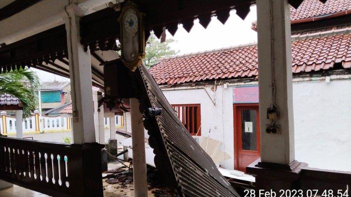 Atap Pendopo Masjid Si Pitung Marunda Roboh Diterjang Hujan Deras dan Angin Kencang ...