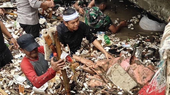 Dedi Mulyadi Bantah Pencitraan, Nyebur ke Sungai Penuh Sampah dan Tanam Pohon di Hibisc Fantasy ...