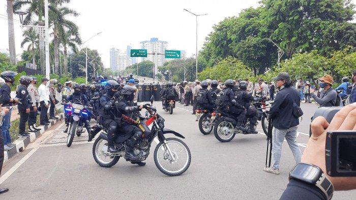 Pakar Psikologi Forensik Nilai Kostum Ala Robot Picu Brutalitas Polisi ...