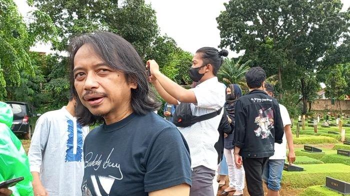 Dewa Budjana Melayat ke Pemakaman Idang Rasjid, Begitu Dekat hingga ...