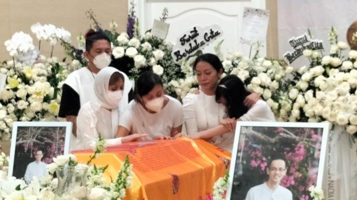 Tegar Melepas Kepergian Reza Gunawan, Dewi Lestari: Sesungguhnya Kita ...