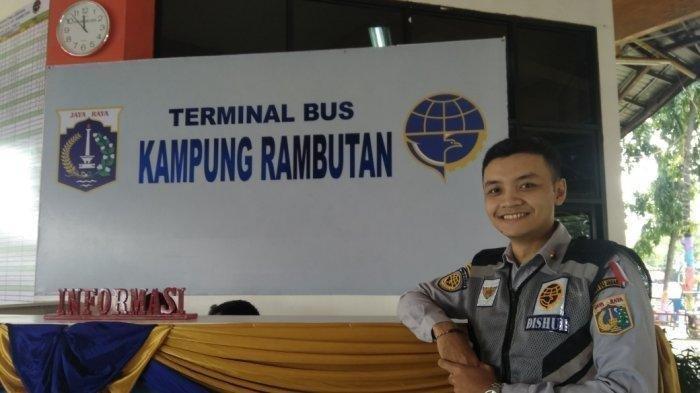 Saking Gantengnya, Petugas Dishub di Terminal Kampung Rambutan Ini ...