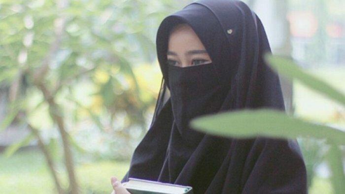 Rekam Jejak Wanita Bercadar Hayati Syafri yang Dipecat Kemenag RI ...