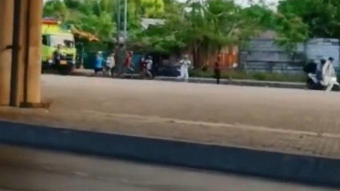 Saling Serang Menggunakan Celurit, Dua Kelompok Pelajar Terlibat Tawuran di Jalan Raya Cacing ...