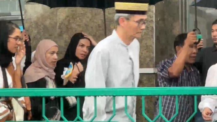 Langkah Tegar dan Mata Sembab Najwa Shihab di Hari Kepergian Suaminya ...