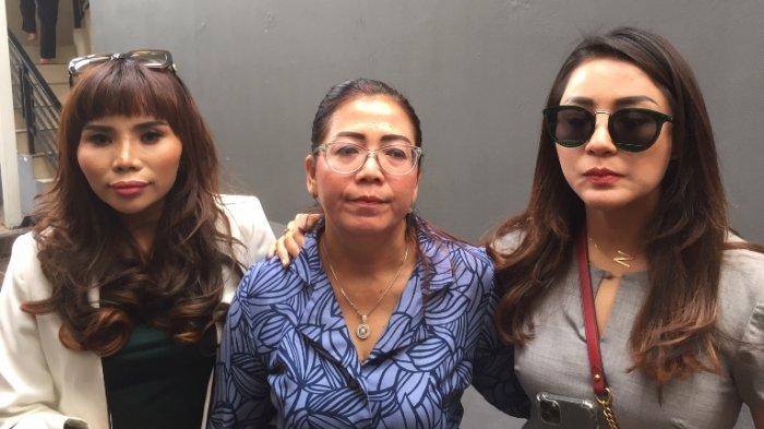 Sepekan Lalu Didukung Barbie Kumalasari, Kini Kriss Hatta Ditemani Dua ...