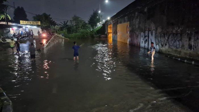 Hujan Semalam, Kawasan Meruya Sempat Banjir Setinggi 40cm, Warga ...