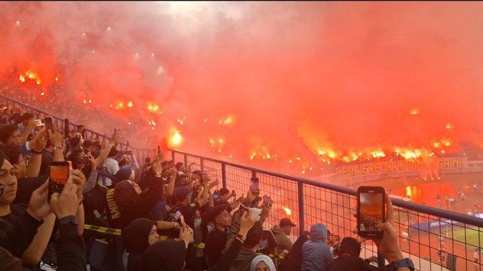 Laga Persib di Stadion GBLA Penuh Flare, Ferry Paulus Bingung, Apa Kata ...