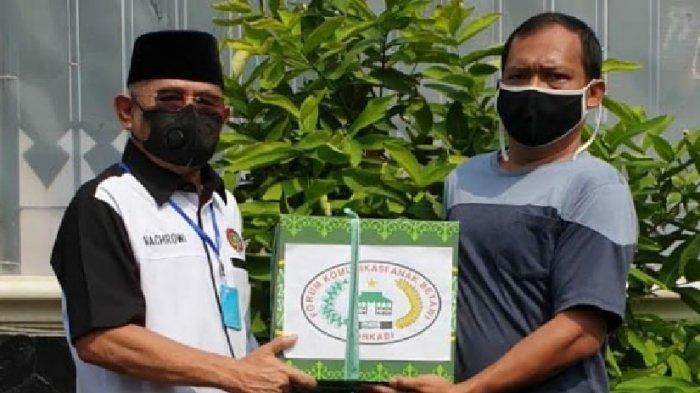 Ringankan Beban Warga Terdampak Covid-19, Forkabi Bagi-bagi Paket Sembako - Wartakotalive.com