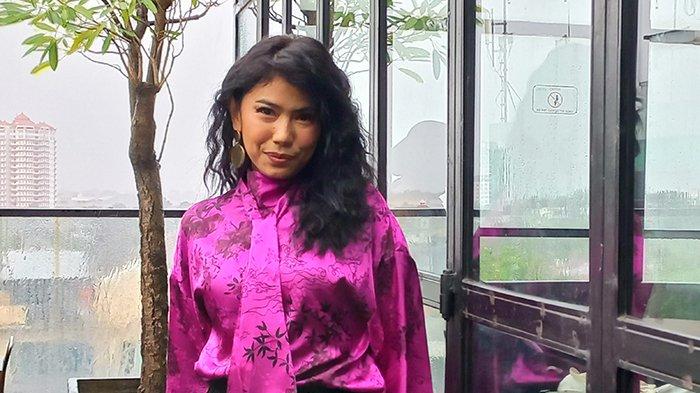 Gamila Arief Istri Pandji Pragiwaksono Nyanyikan 'Balada Kaum Cembokur ...